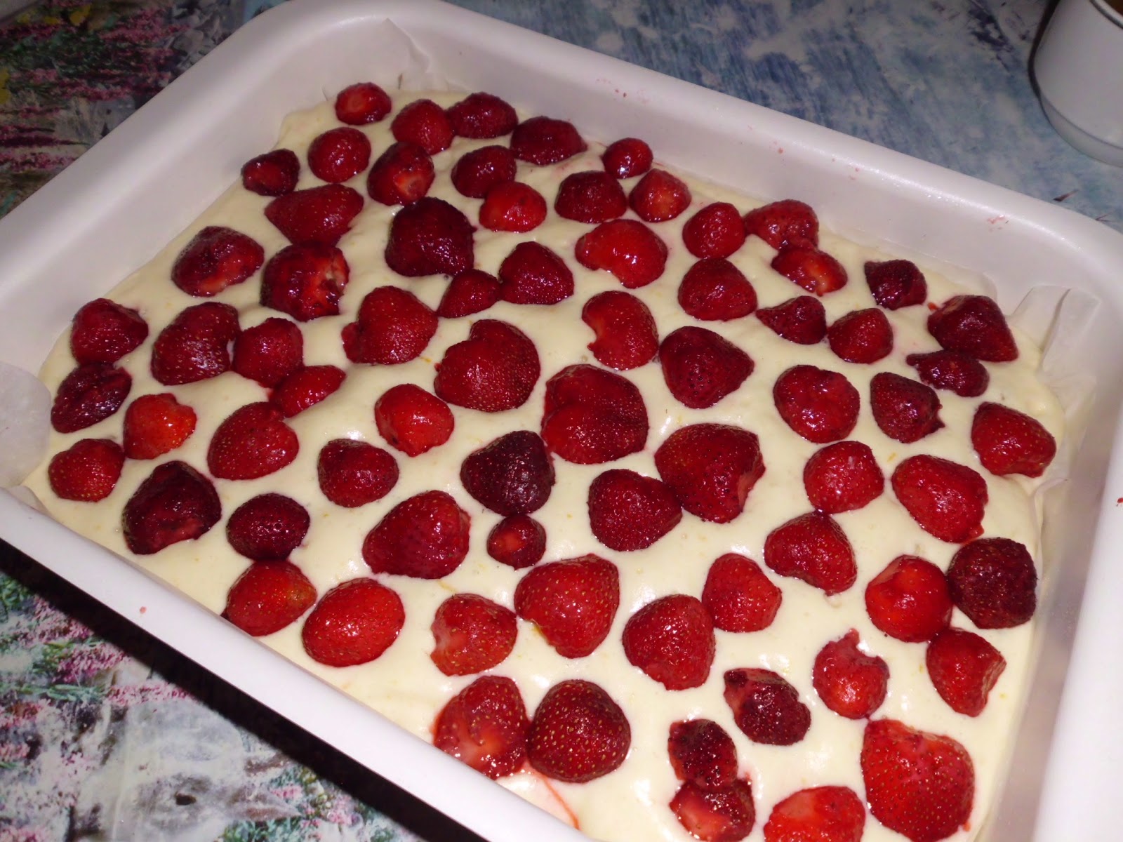 susu: Pandispan cu capsuni/visine