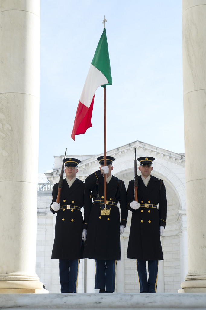 Italian Military History: Photo: U.S. Soldiers Holding the Italian flag