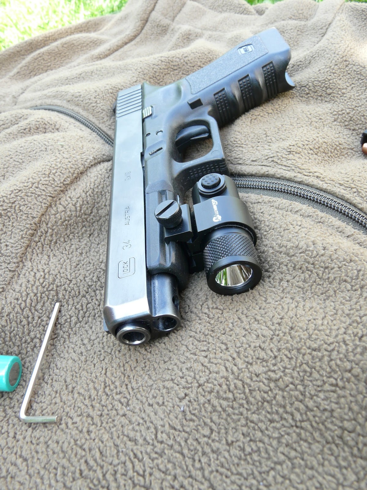 Олайт България: Ревю на новото пистолетно фенерче Lumintop X10