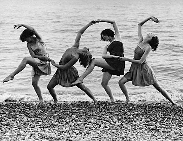 Vintage Nature Dances – Stunning Photos of Outside Performances in the ...