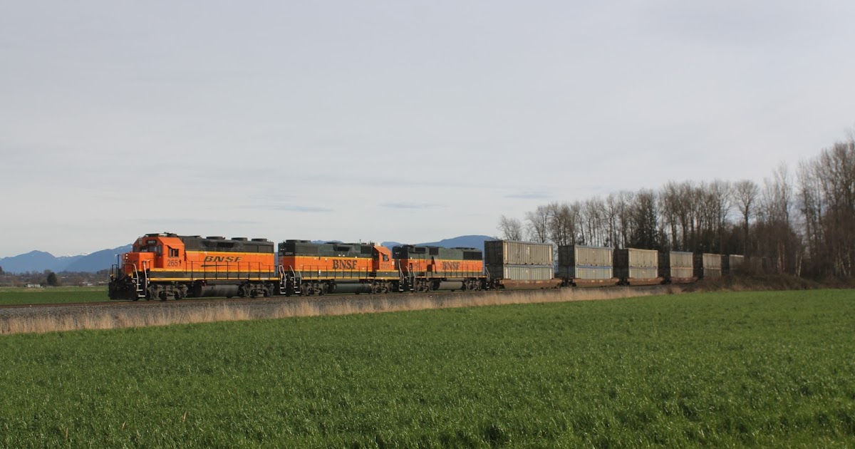 Railfan in Sumas, WA: sunny, BNSF engines 2651/GP39-3, 2291/GP38-2 and slug 340, 10:30am...10 ...