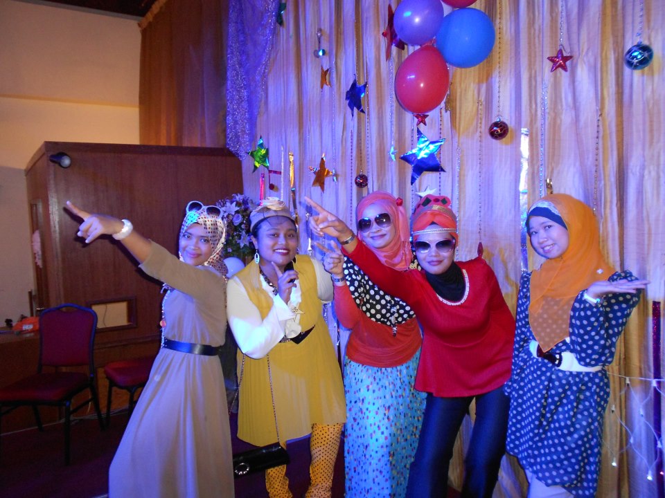 ANNAMIRZA YUSOF: dinner TEMA RETRO