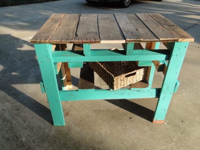 Upcycled Home and Garden: Pallet Table