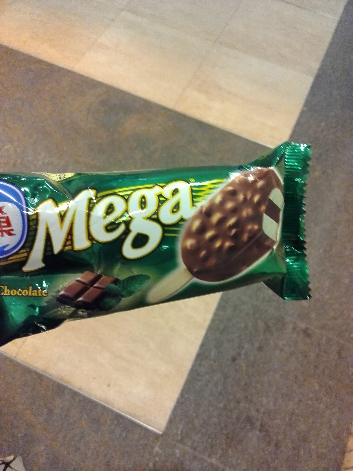 Supersupergirl's Food Reviews: Nestle Mega Mint chocolate stick