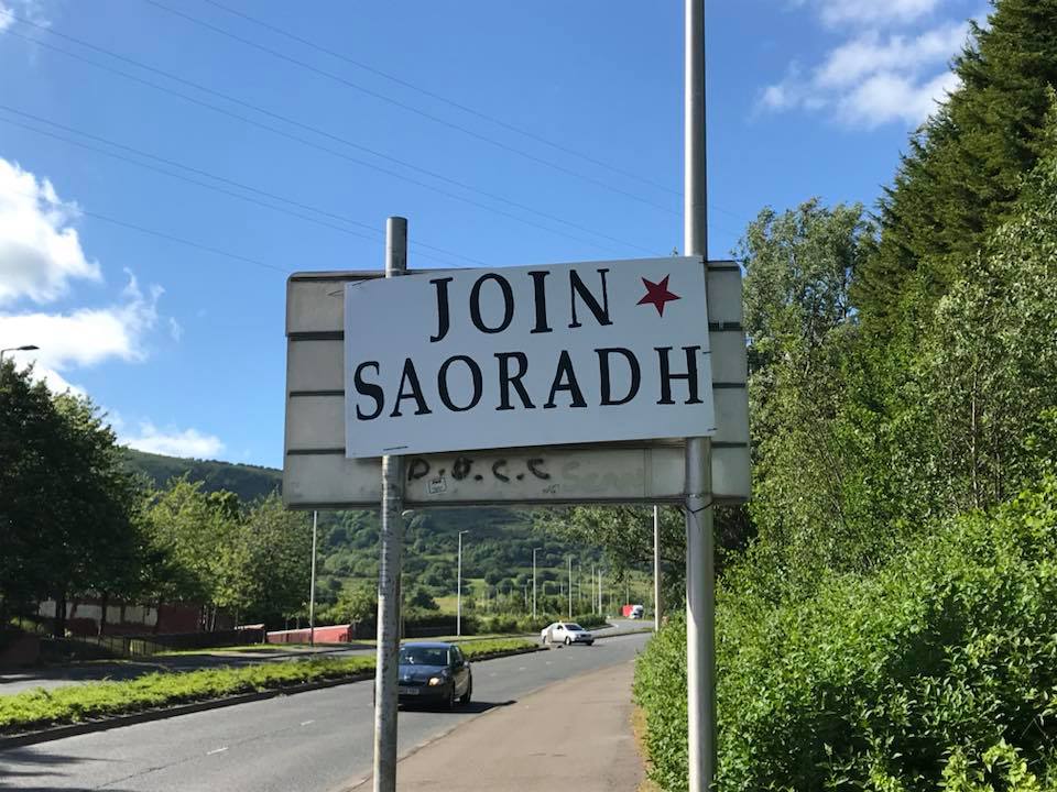 El norte de Irlanda: Campaña de propaganda de Saoradh en Belfast