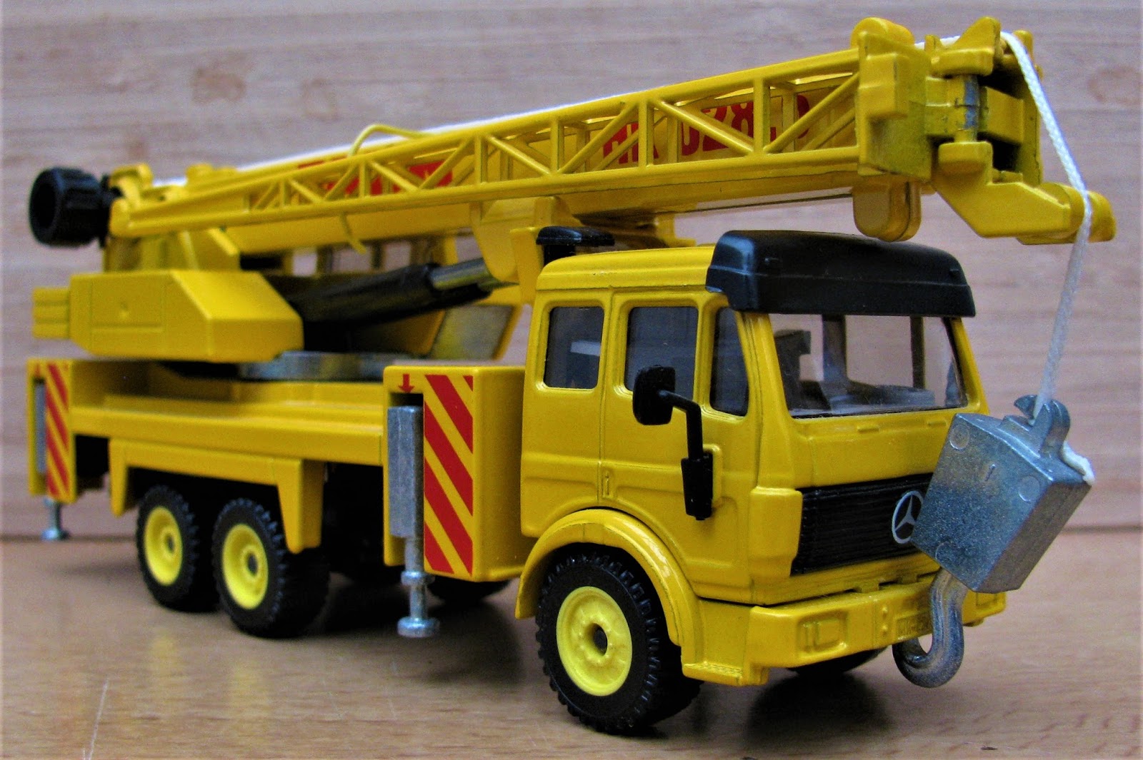 Siku Fotoblog.: Siku 3723 Mercedes Faun Teleskop-Autokran/Telescopic Crane.