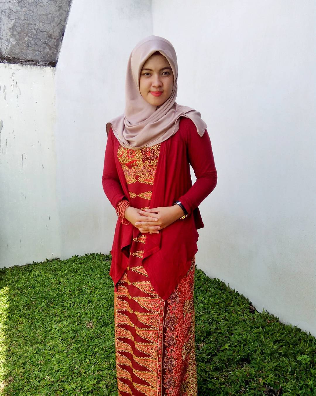 17+ Model Kebaya Kartini Terbaru Kombinasi Klasik Modern 2019