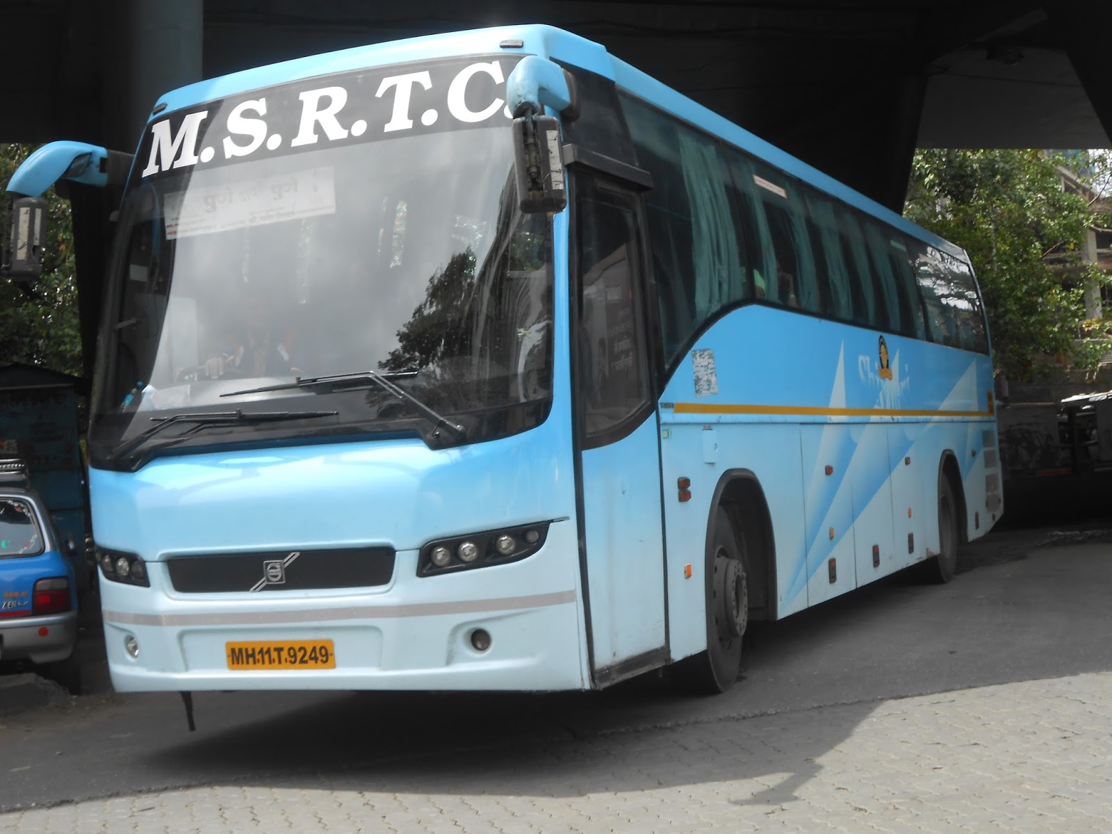 India's Transportation: MSRTC Volvo 8400 on Dadar - Pune Route MH.11.T.9249