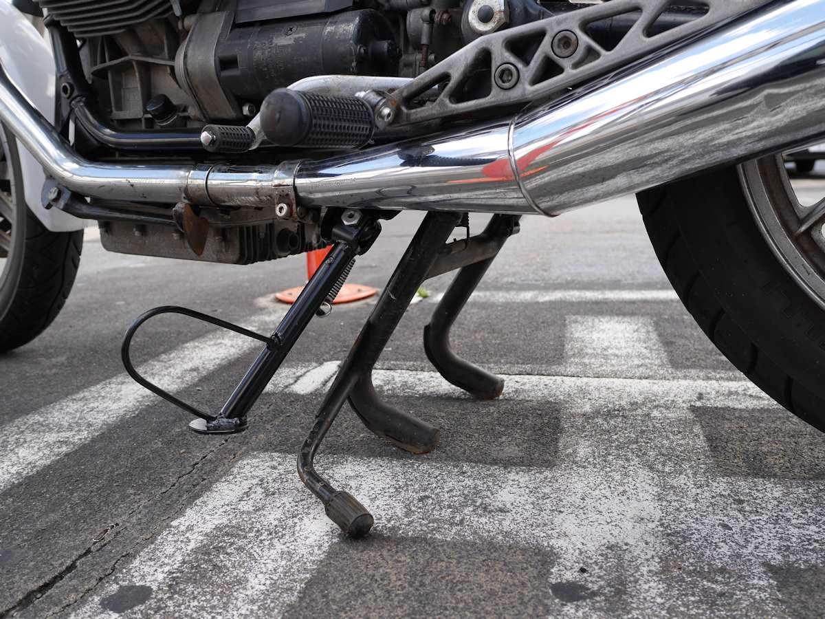 Moto Guzzi life in Tokyo: Comfortable side stand for Le Mans