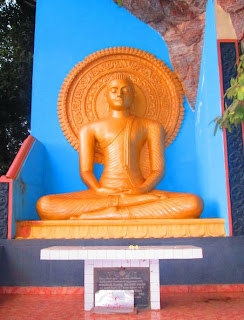 Budget Travelling: Ambulgama Temple - Sri Lanka
