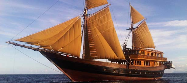 traditional boat builders on the island of Sulawesi