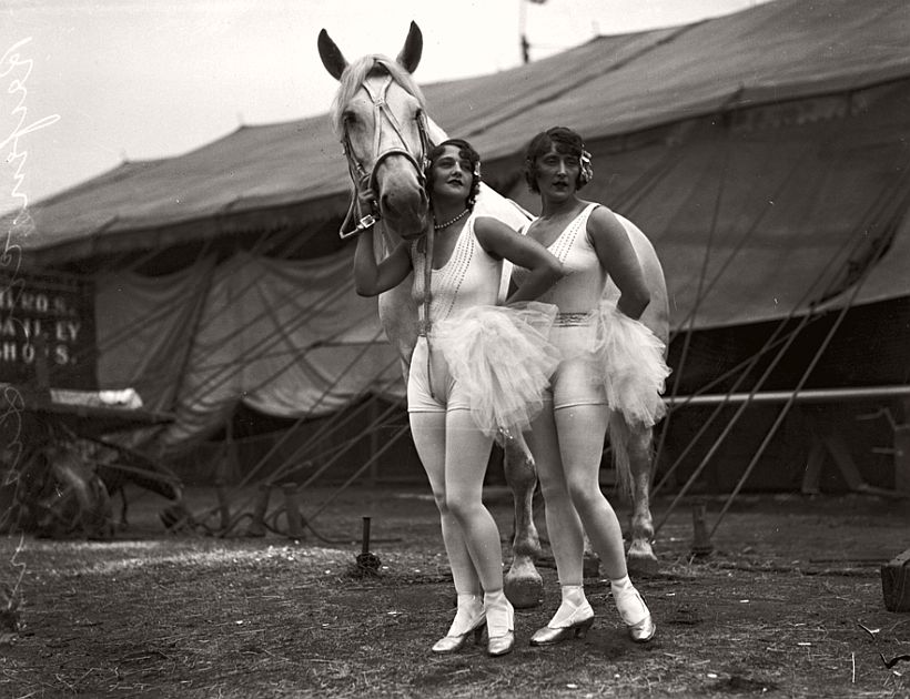 Amazing Vintage Photographs Capture Daily Life of Circus Performers of ...