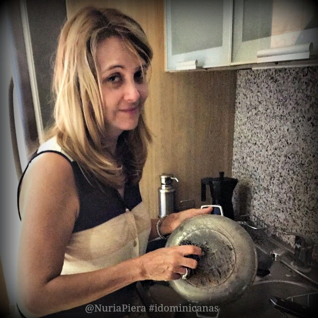 Nuria Piera brillando caldero – Imagenes Dominicanas