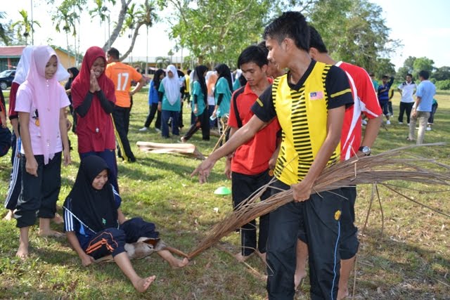 Little Cat: SMK Pusa, Betong.: Pertandingan Tarik Upih