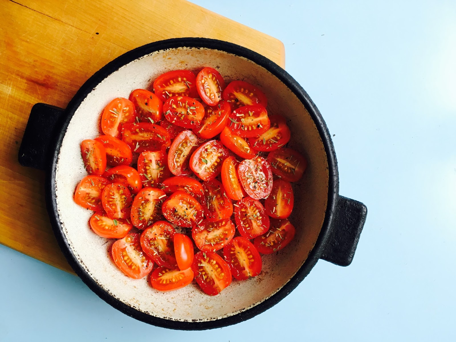 Bazilikas: Keptas kiaušinis vyšninių pomidorų pataluose