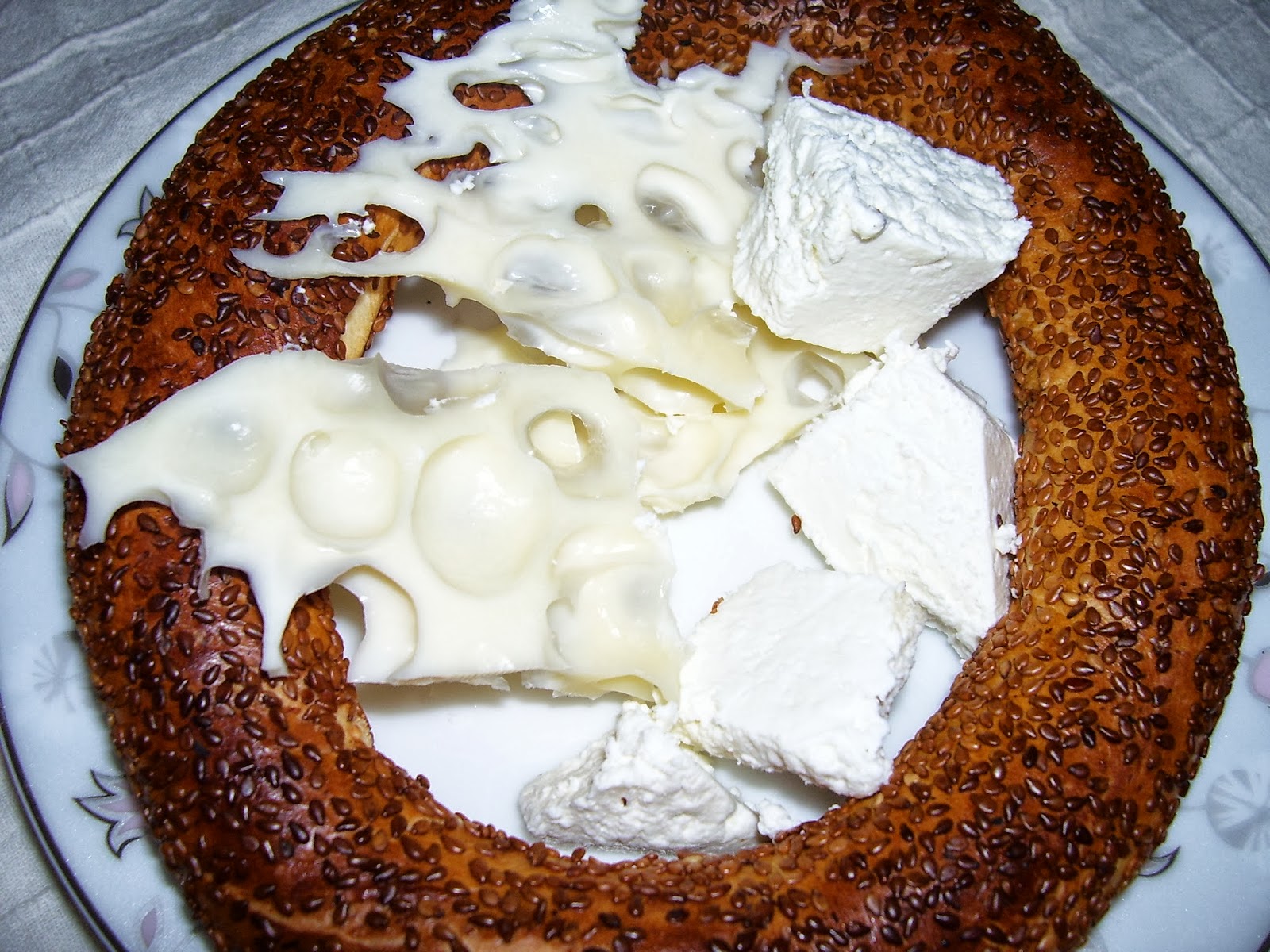 Terbiyeli sulu köfte: Simit ve peynir