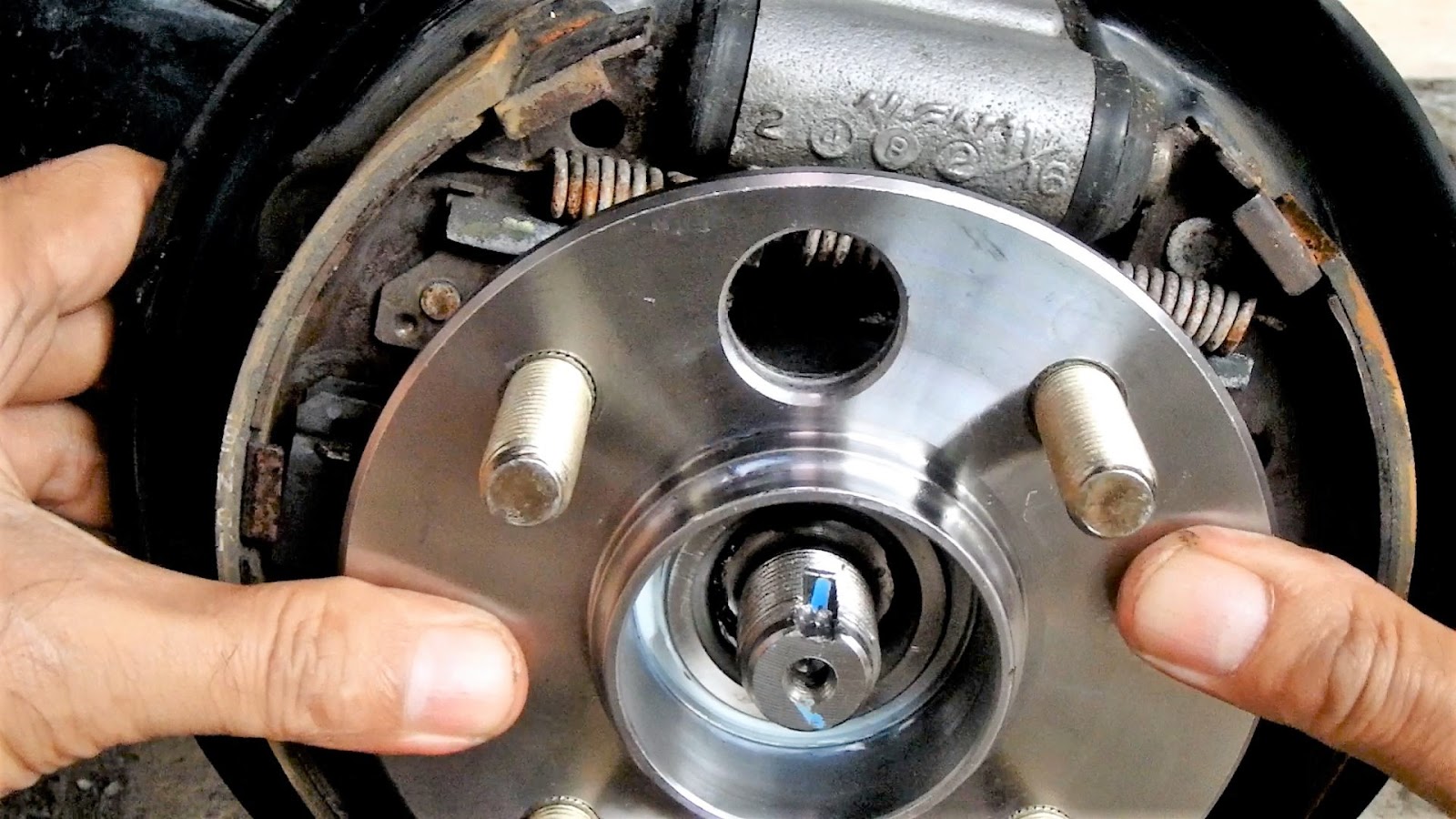 ~: Bearing Roda Belakang Mobil Honda, Pemasangan
