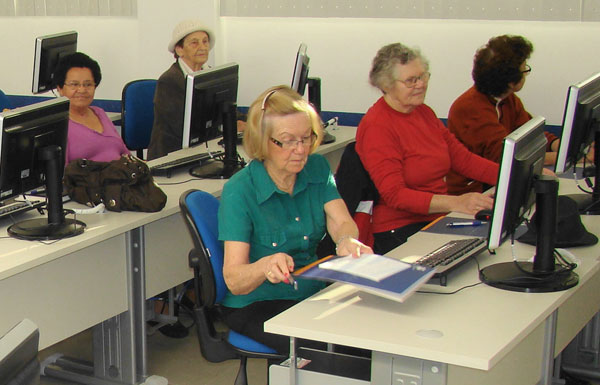 Telecentro Comunitário: Uso do computador pode fazer muito bem aos idosos