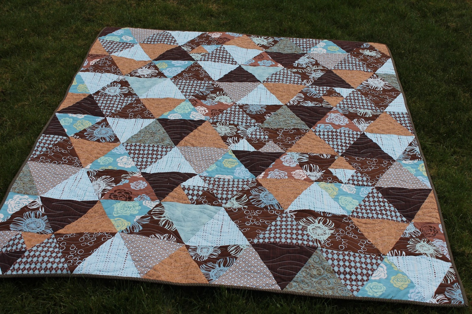 Quilting is more fun than Housework...: Triangle Quilt Finish