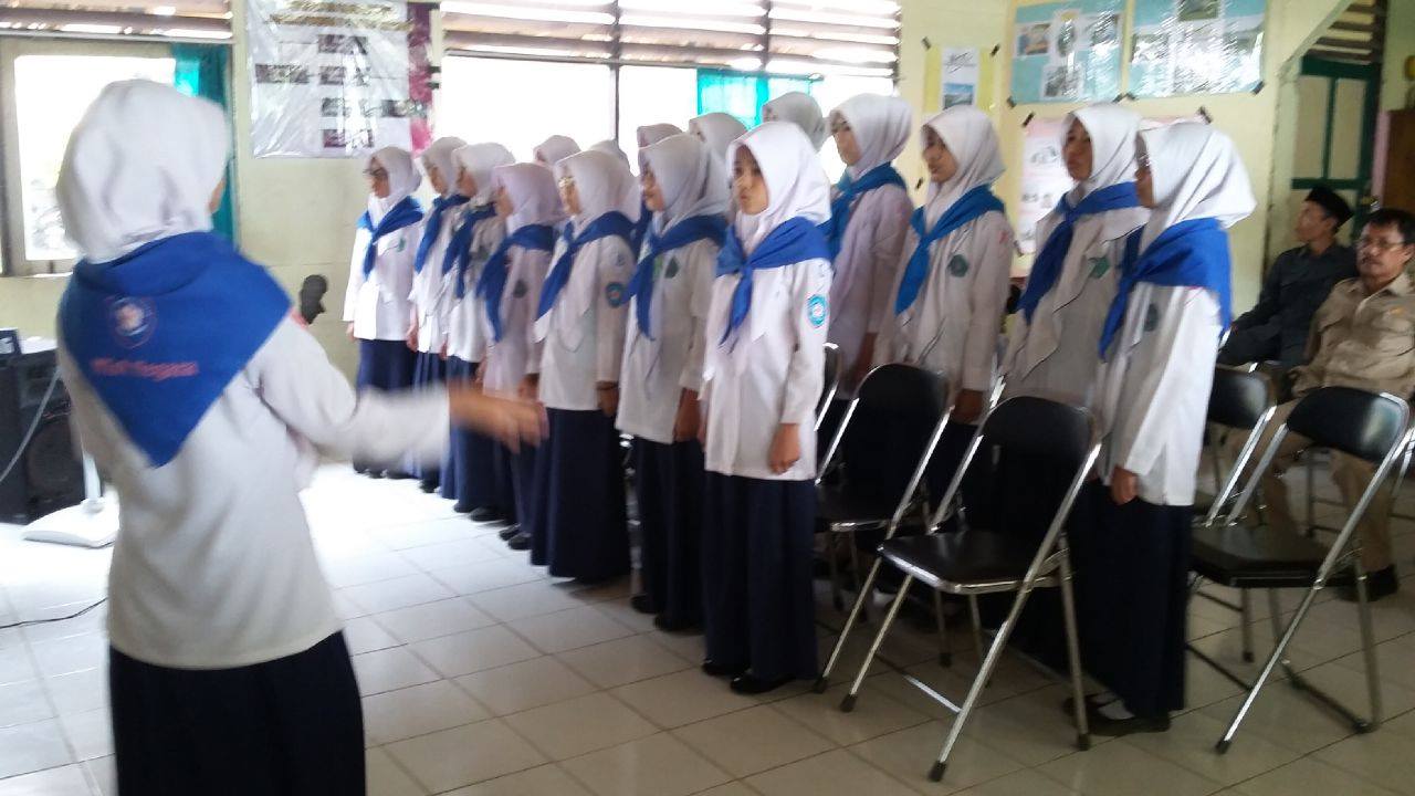 KEPALA MTsN NEGARA TERIMA TROPI JUARA 1 LOMBA SEKOLAH SEHAT TINGKAT ...