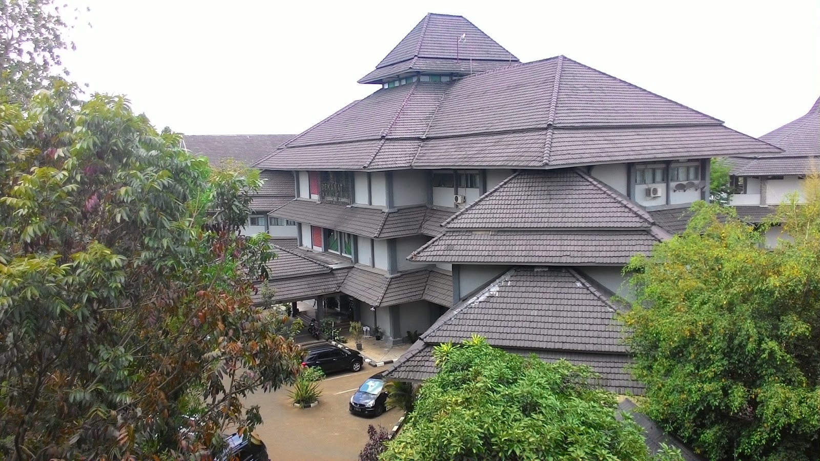 Lantai Tiga Gedung Laboratorium Fisika ~ Undip Strip