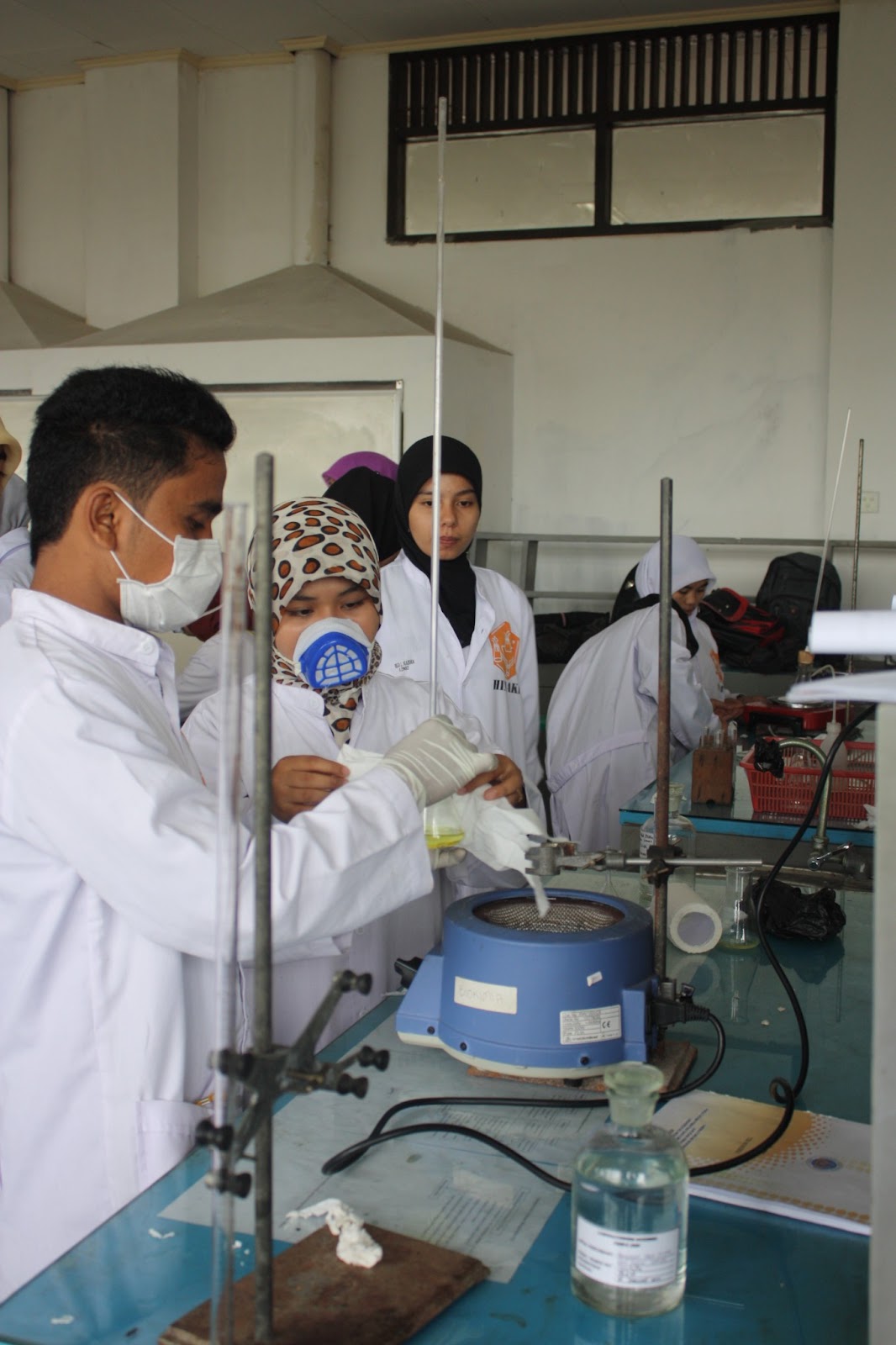 Tumbuhan Obat dan Sains: Kegiatan di Laboratorium Kimia UNP