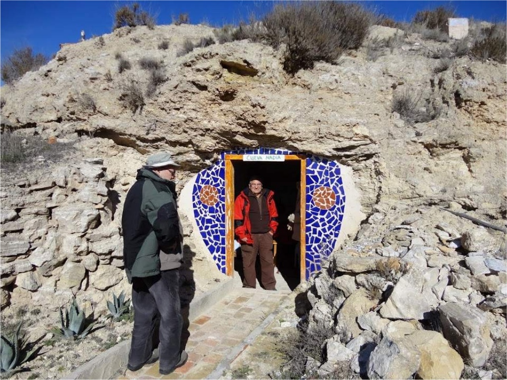 GEOGRAFILIA: Habitatul troglodit - case tradiționale în peșteri