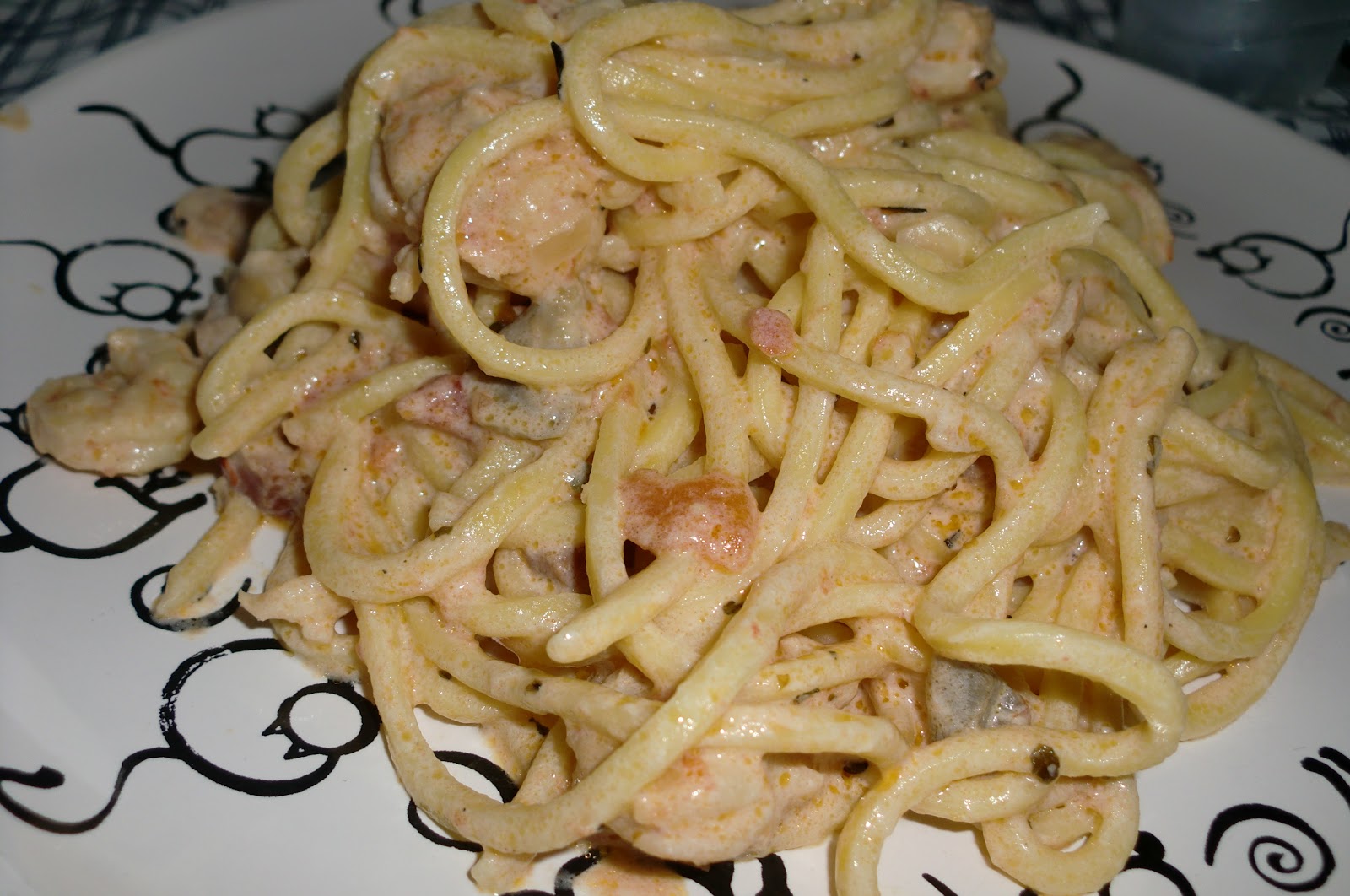 LATINHA DE ATUM: Massa fresca com camarão e natas