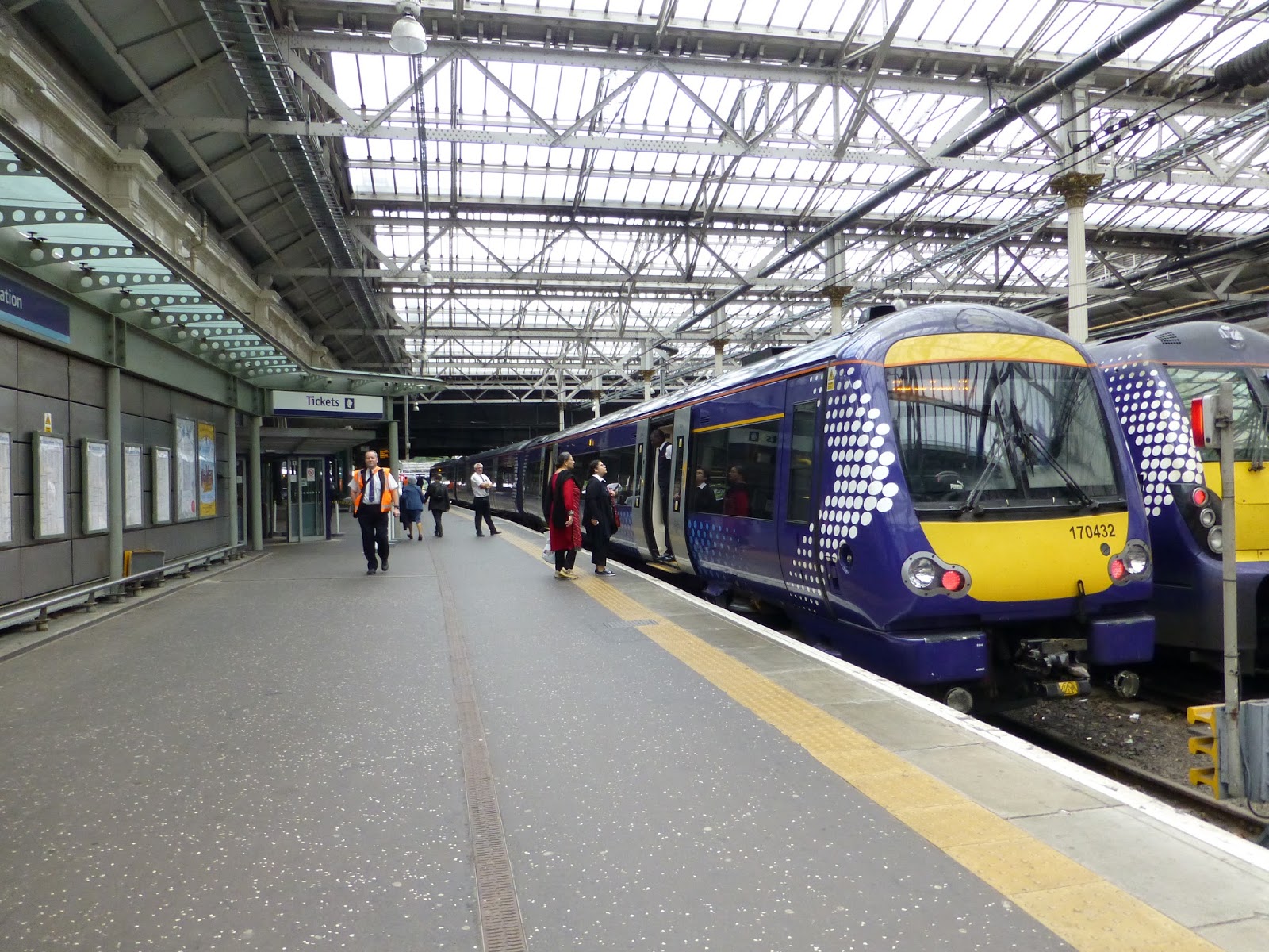 Snodge's subjective travel blog: Day 5 - We Bail, Escape to Linlithgow ...