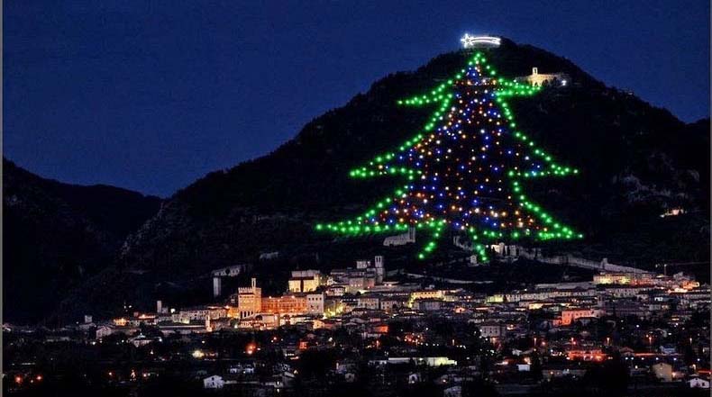 El enorme Árbol de Navidad de Gubbio en el monte Ingino - RUTA 33