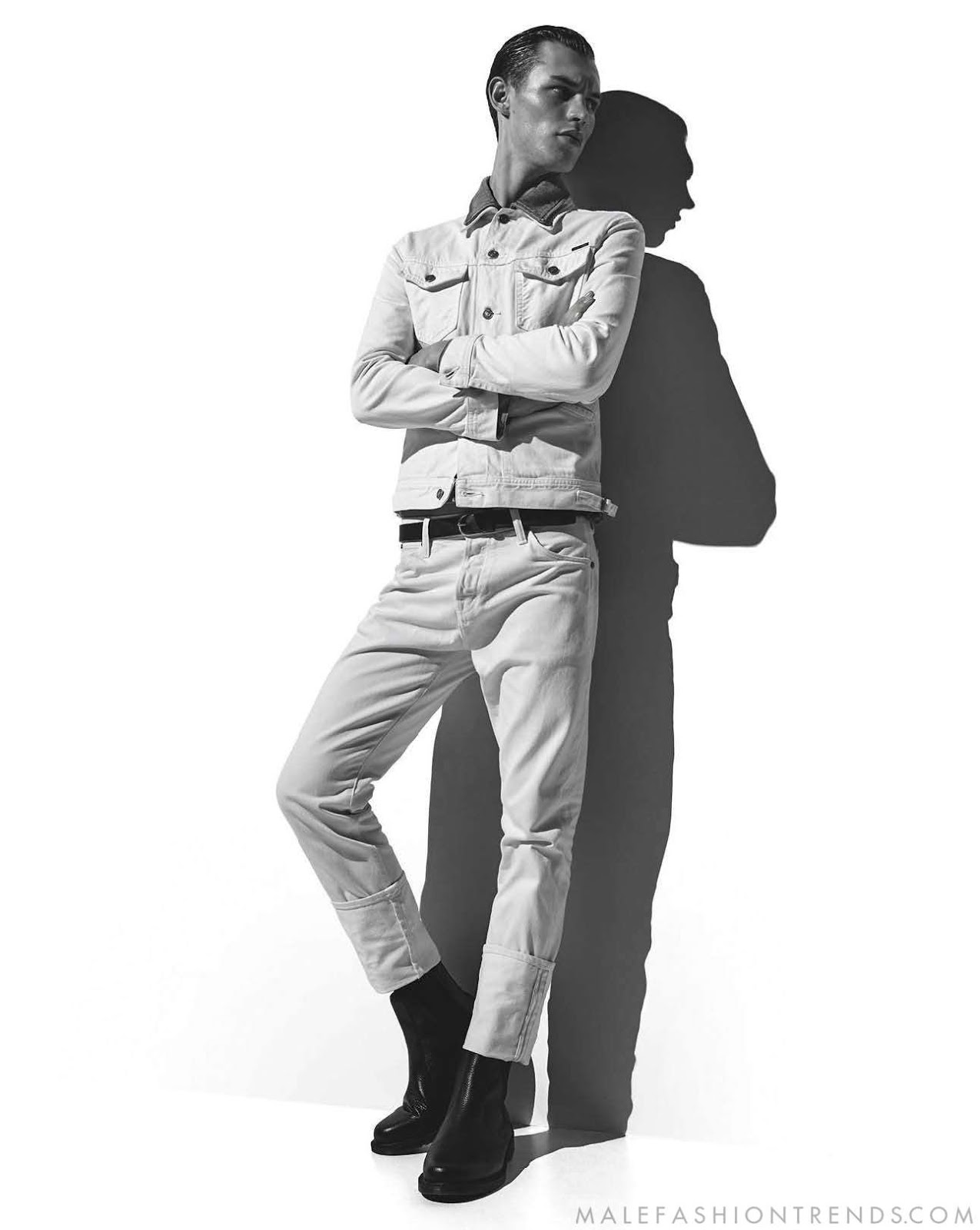 Kit Butler viste básicos y denim para el número de agosto de GQ Australia