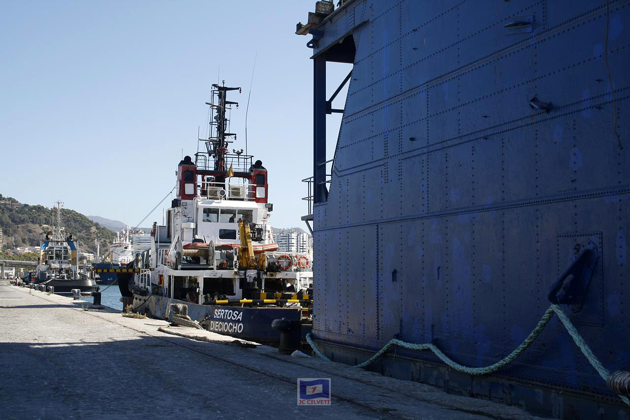 Málaga Marítima: El dique flotante ANDALUCIA deja Málaga para ser alargado