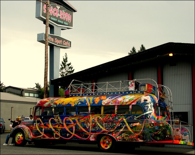 Funny Pictures Gallery: Funny bus pictures - stuck on road