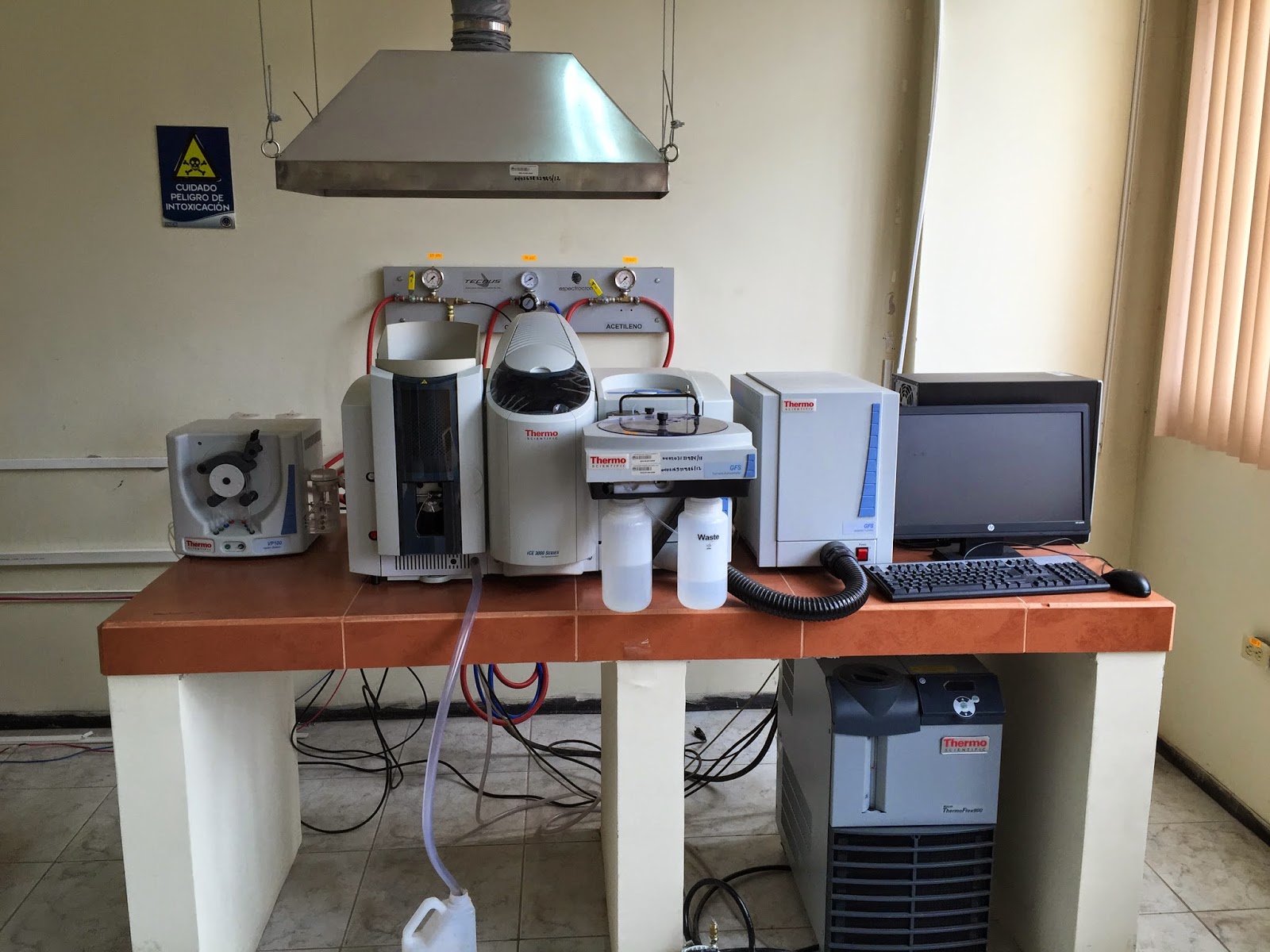 LABORATORIO DE SERVICIOS AMBIENTALES: Equipo de Absorción Atómica.
