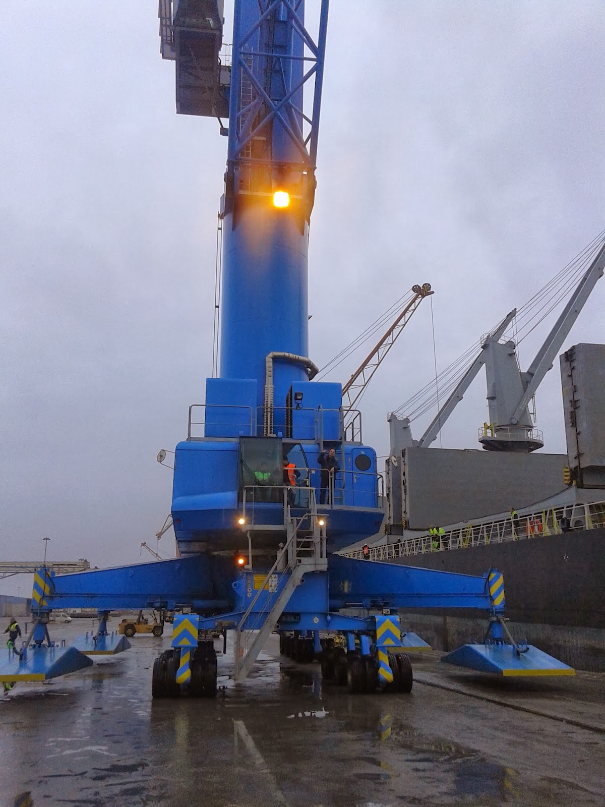 As primeiras lingadas que a grua ao serviço da AVEIPORT colocou no ...