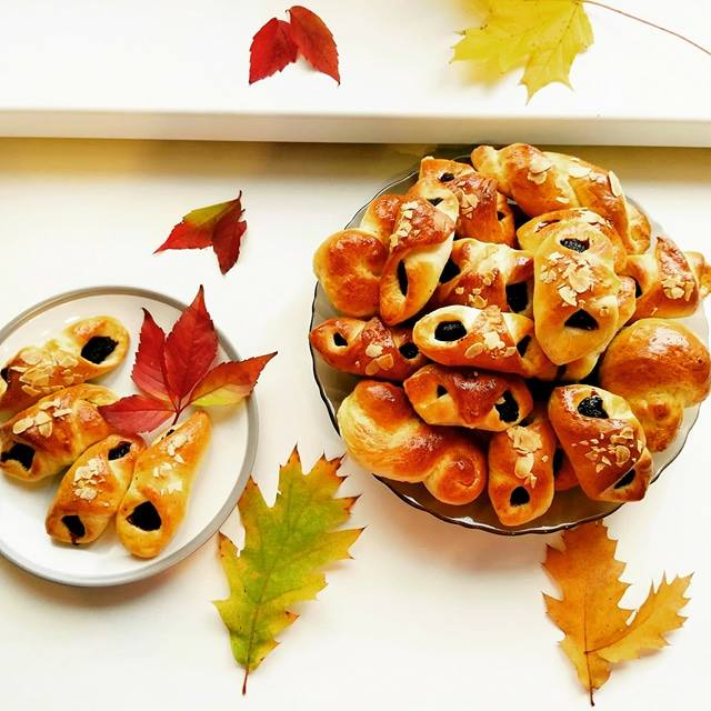 🍂 Dušičky s Dvě v troubě 🍁 Dušičky - rohlíkové pečivo