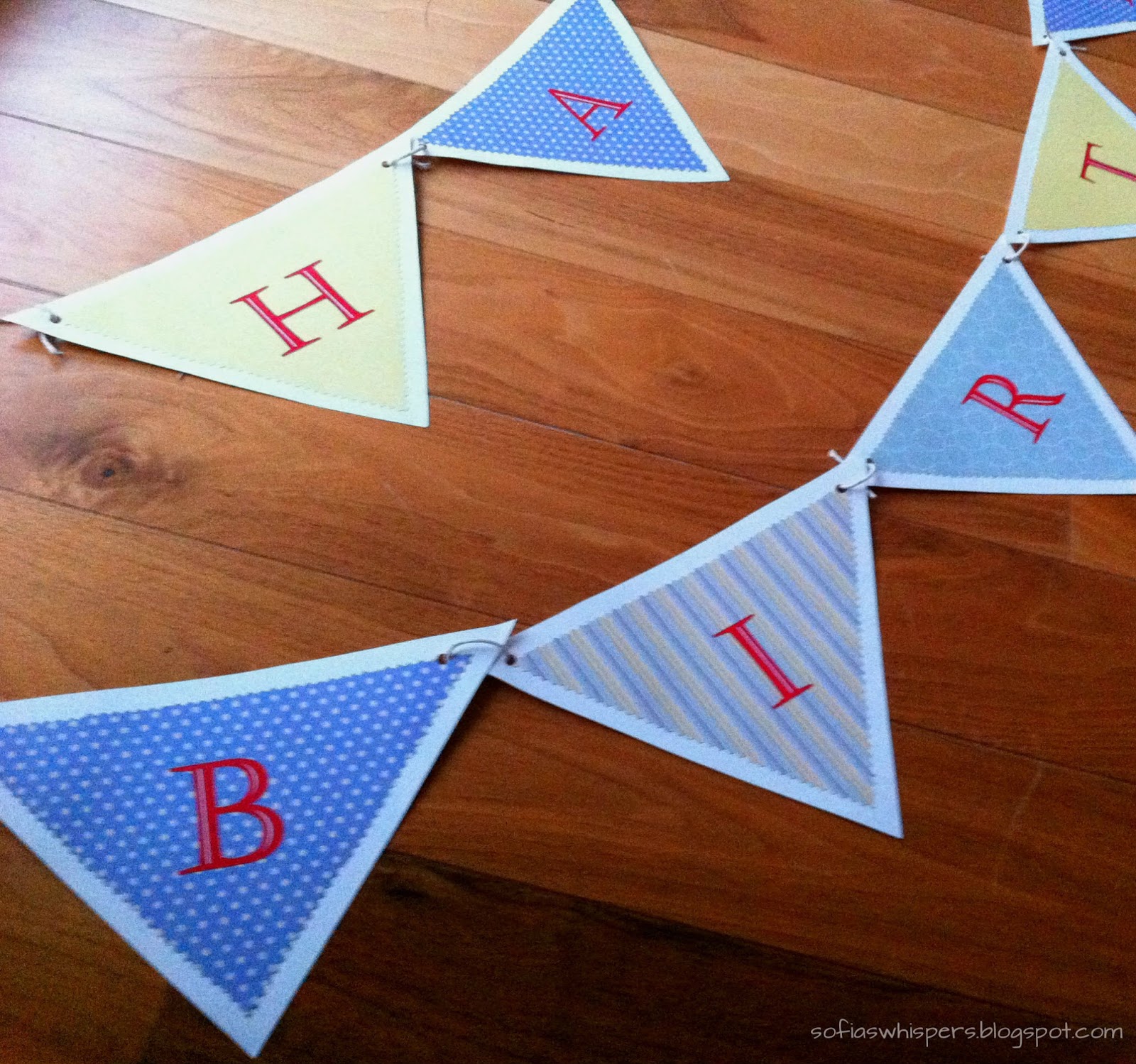 Sofia's Whispers: Como fazer uma bandeirola - How to make a bunting flag