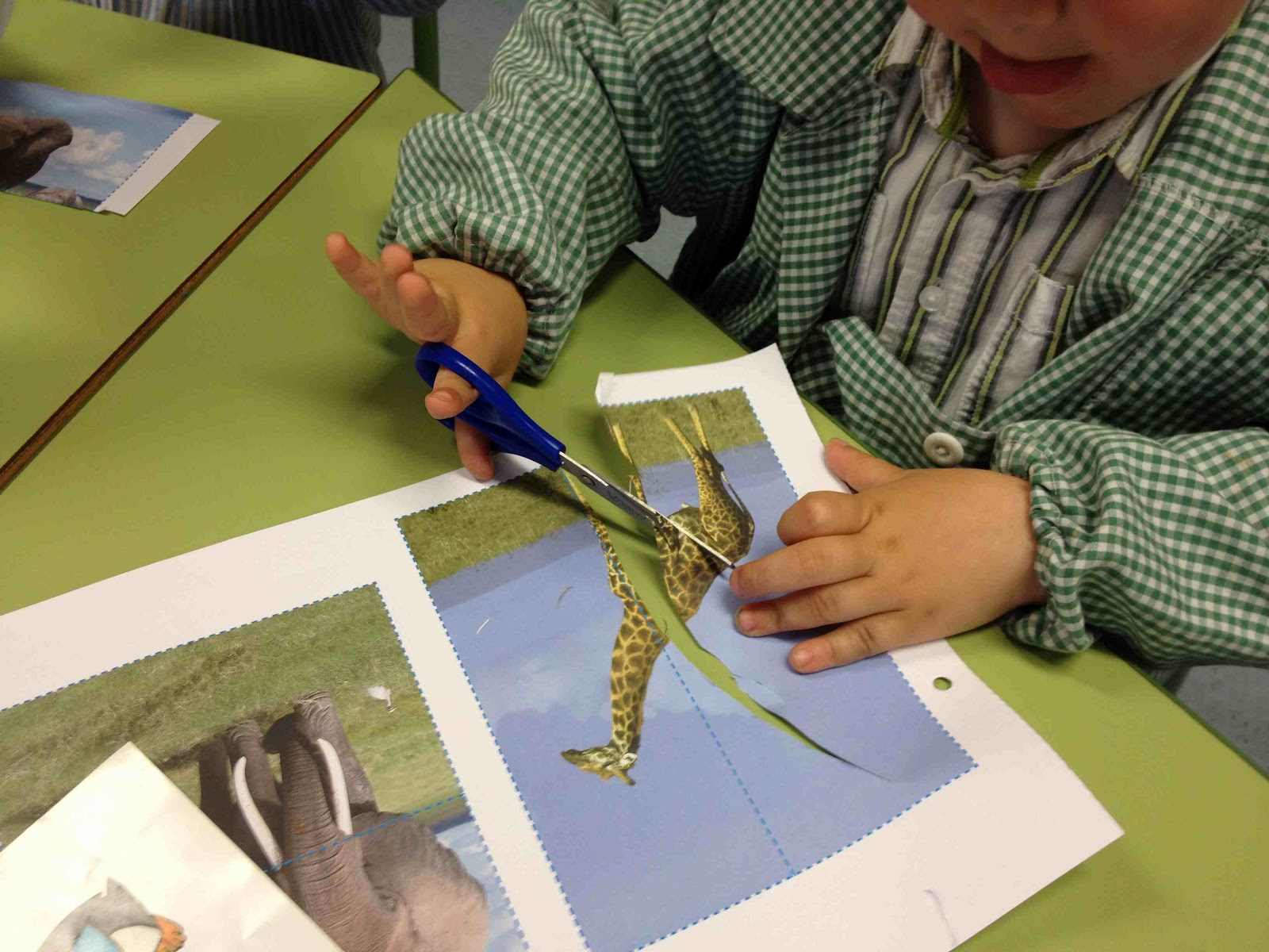 Libretas de colores: ¡QUE DIFICIL ES CORTAR CON TIJERAS!