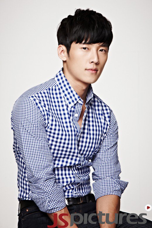 Ivy and musical actor Go Eun Sung break up