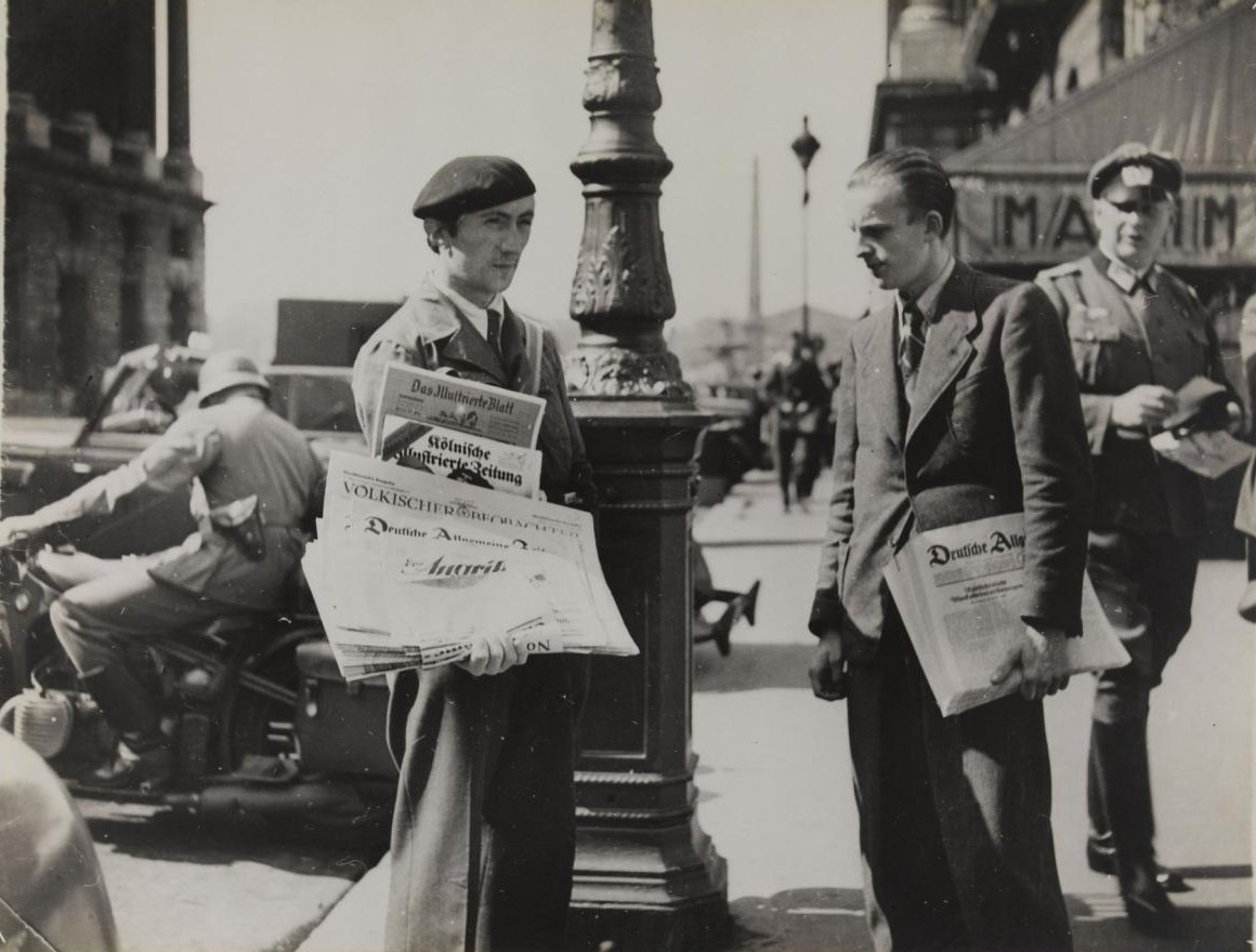 35 Interesting Vintage Photographs Capture Street Scenes of Paris in ...