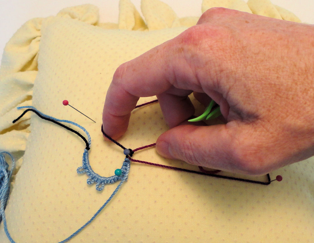 Yarnplayer's Tatting Blog: One handed tatting a ring