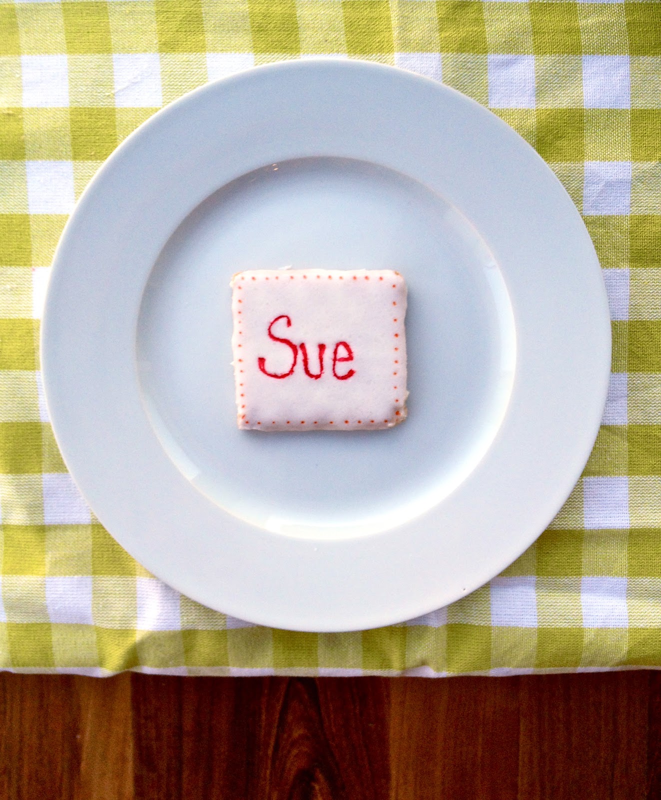 DIY Edible Place Cards: So-Easy Personalized "Cookies!" / Hey, EEP!