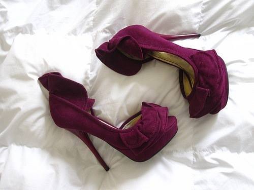 Doce menina má: salto sandália na cor bonina com babadinhos todo em camurça