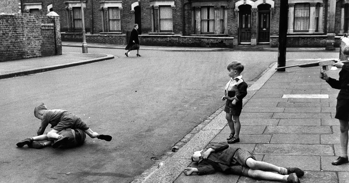 37 Fascinating Vintage Photographs That Capture Kids Finding Fun on the ...