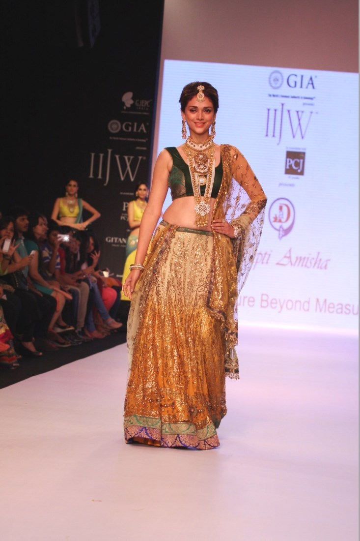 Aditi Rao Hydari Walk on The Ramp at India International Jewellery week ...