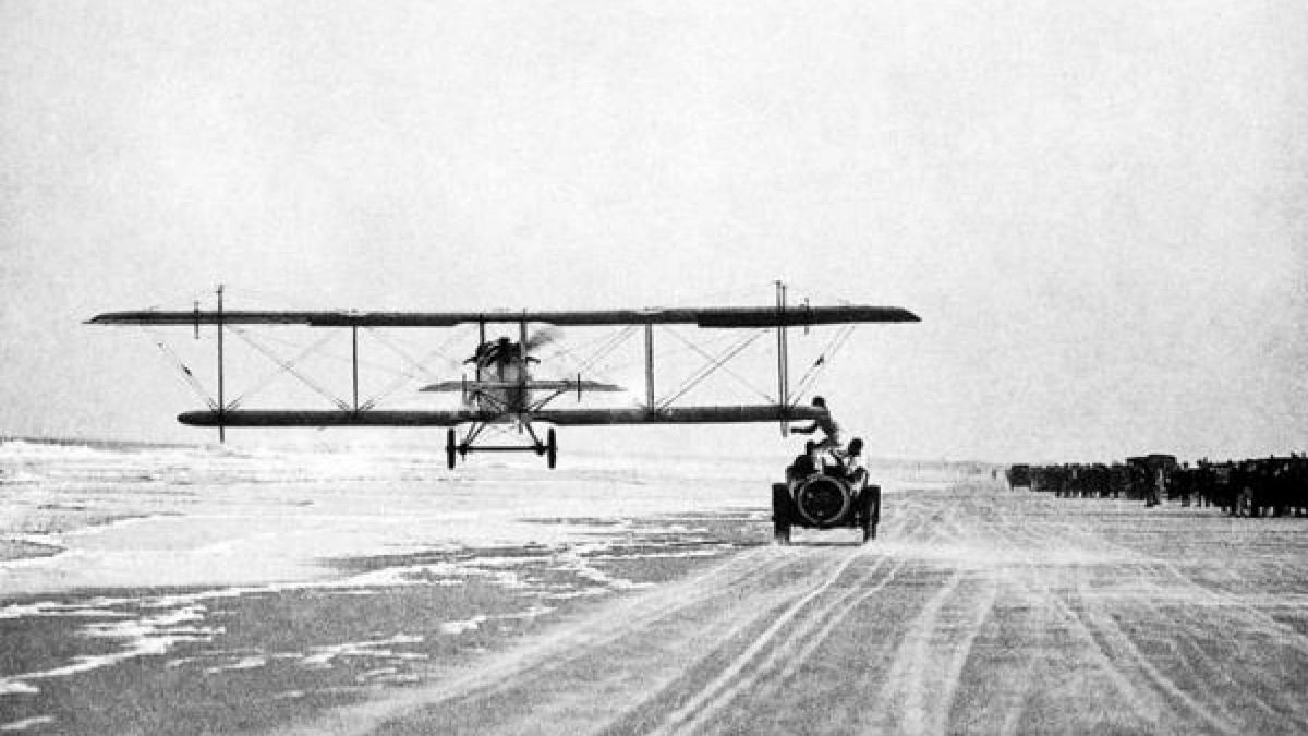 22 Vintage Wing Walking Photos That Prove Our Grandparents Were Out of ...