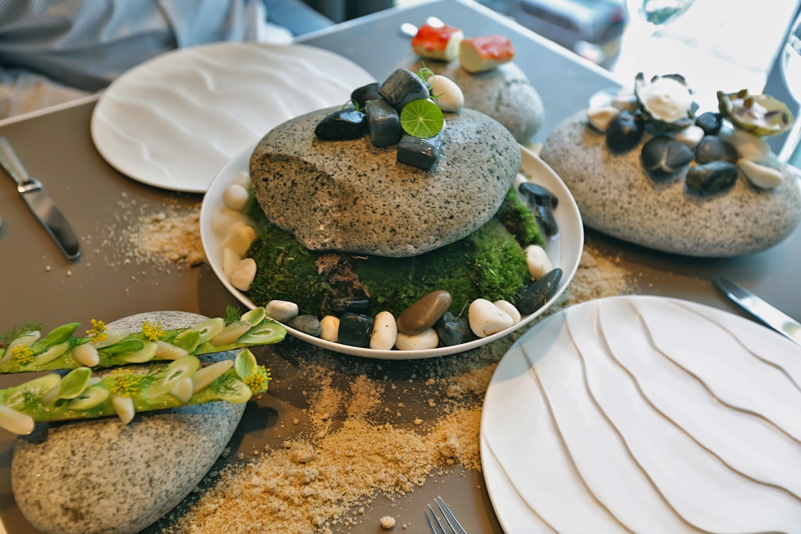 吃喝玩樂 - Diary of a Growing Boy: Lunch on the rocks