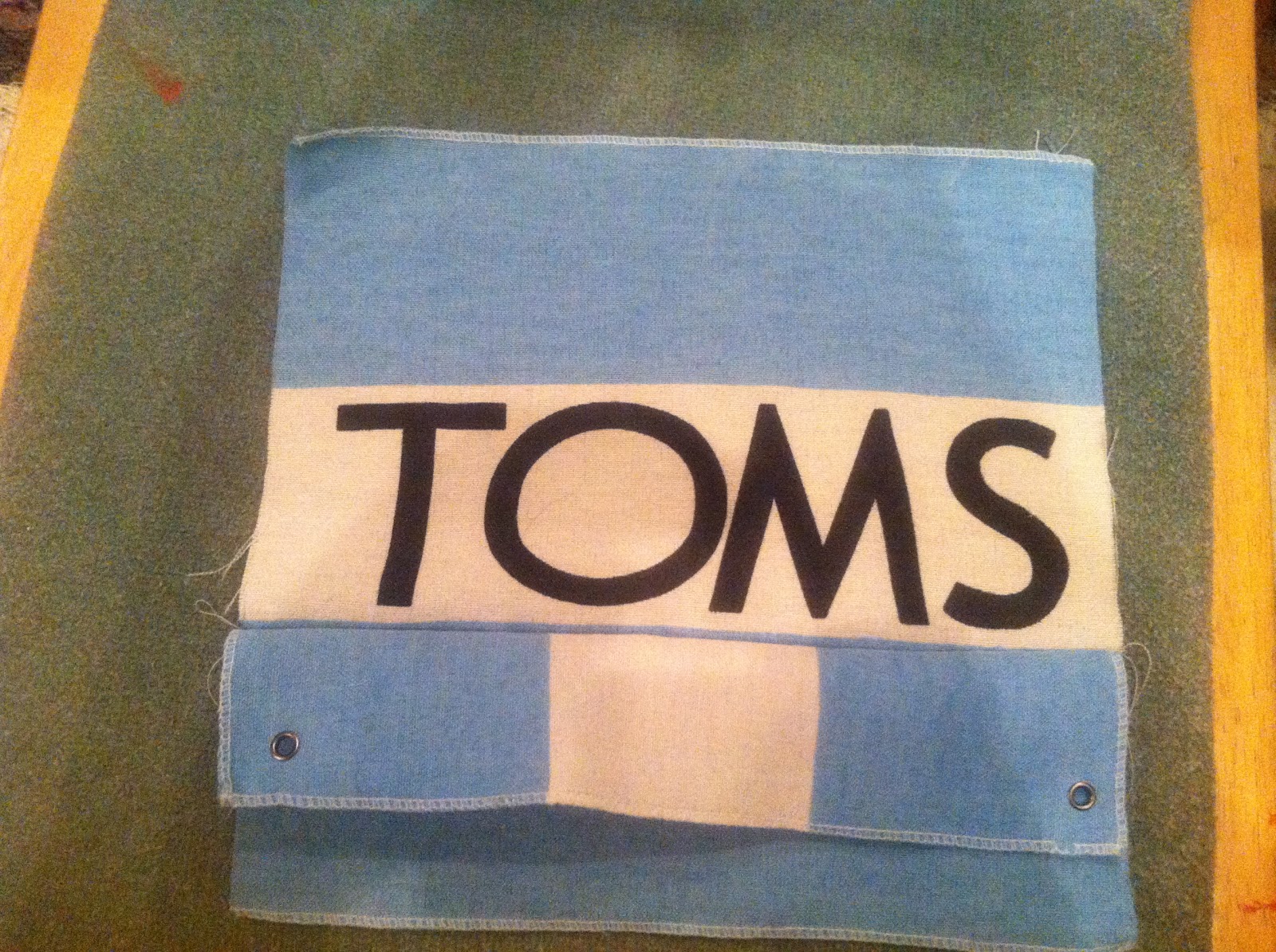 the daile lele: DIY~ TOMS Flag Wallet