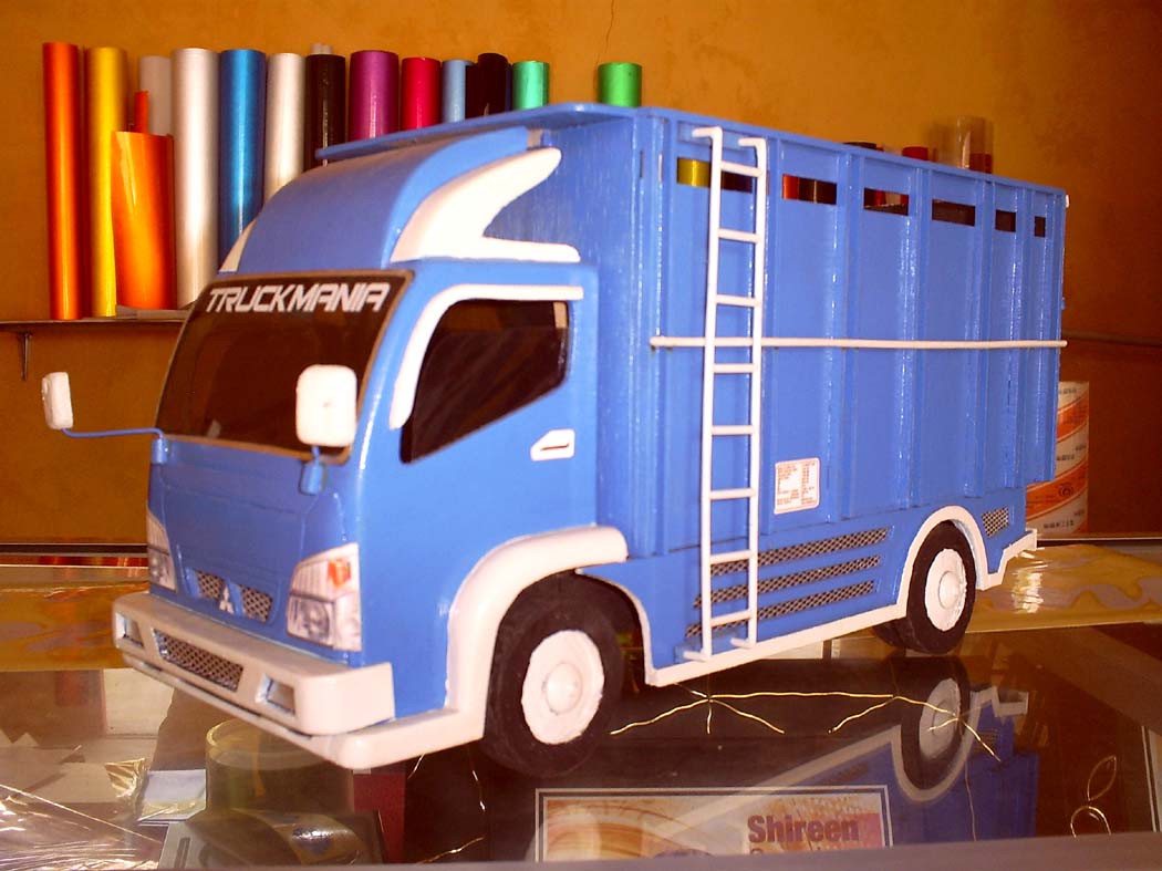 MINIATUR MOBIL KAYU KEREN: Miniatur Truck Mitsubishi Biru Putih