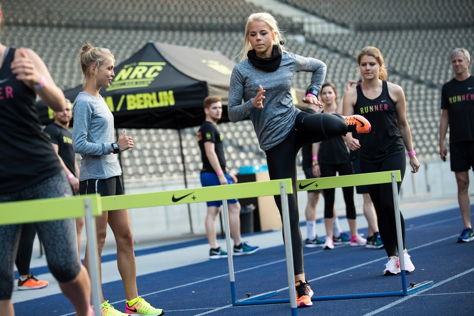 Hüpf, hüpf, hurra - Hürdenlauf im Berliner Olympiastadion | RUN WITH LARS